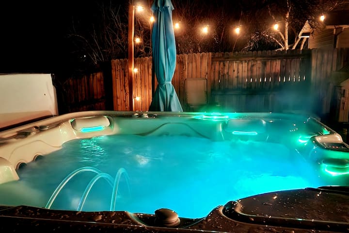 Hot Tub! Fenced Yard! 4 Bedrooms! Fast Wifi! - Aurora, CO