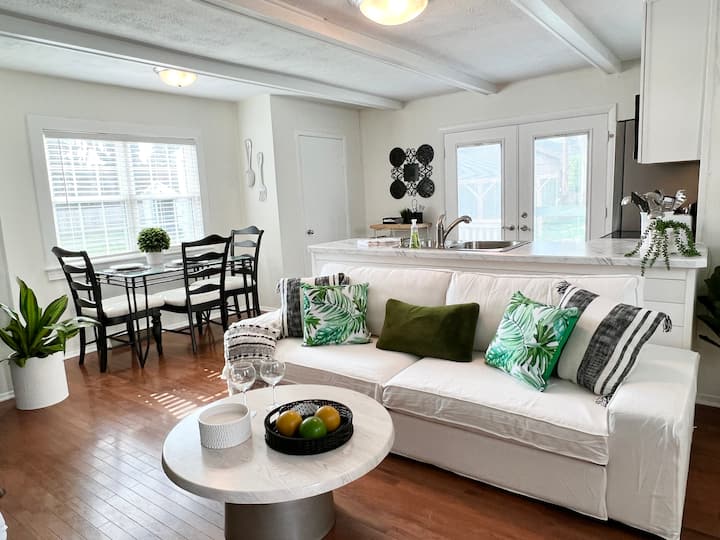 Sparkling Derby Retreat- King Beds, Spa Shower - Louisville, KY