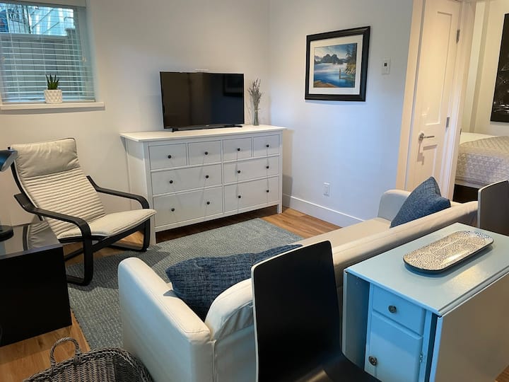 Beautiful 1-bedroom Garden-level Suite - Vancouver