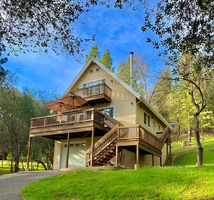 Cabin Near Yosemite W/ Game Room & Private Lake - Groveland, CA