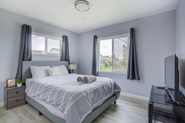 Cheerful 4b2ba With Fenced Yard / 8 Mins To Ont - 온타리오