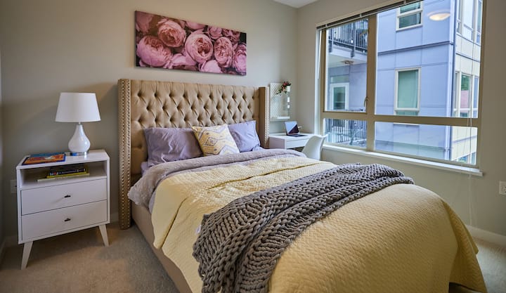 Stylish 2bd Condo With Free Parking - North Vancouver