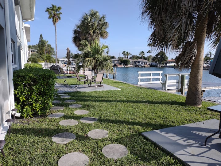 Beautiful Waterfront 2b/1b Apt Sand & Beach (7pr) - Treasure Island, FL