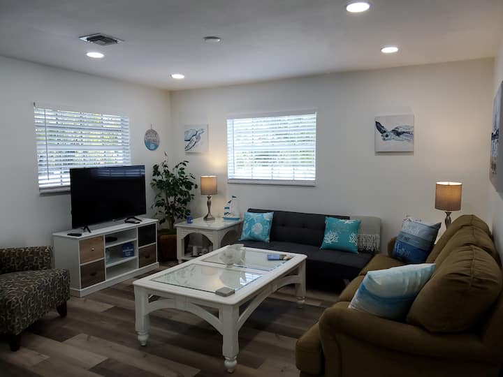 Beach Life Cottage W/ Lake View Fmb/bunch 2miles Boat Parking - Fort Myers Beach, FL