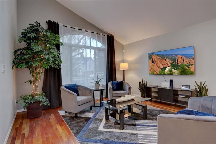 Elegant Home In The Foothills. Come See Colorado Beauty. - Littleton, CO