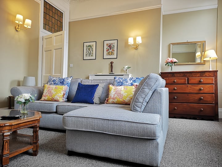 Beautiful 2 Bed Georgian Flat. Private Parking - Bath