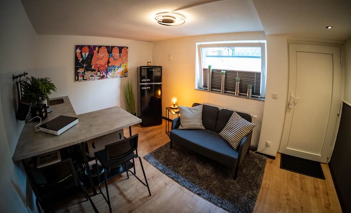 Gemütliche 2-zimmer Souterrain Wohnung - Düsseldorf