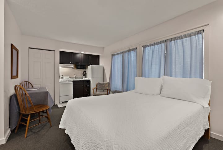 Upstairs Studio Apartment - Budget Friendly! - Michigan