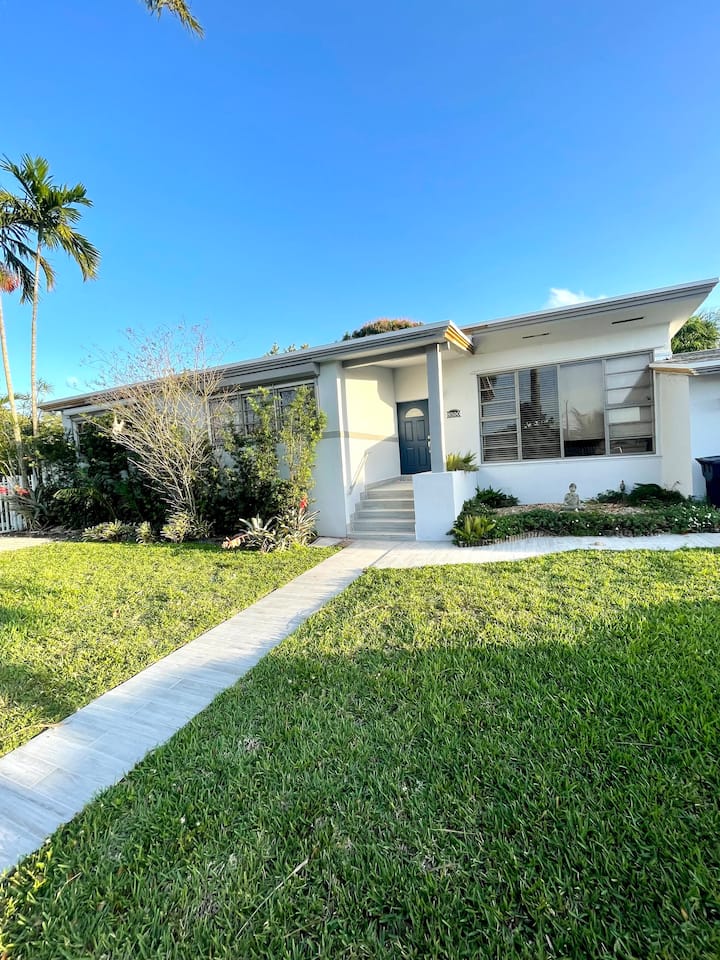 Renovated 3 Bed / 3 Bath In Central Location - Westchester, FL