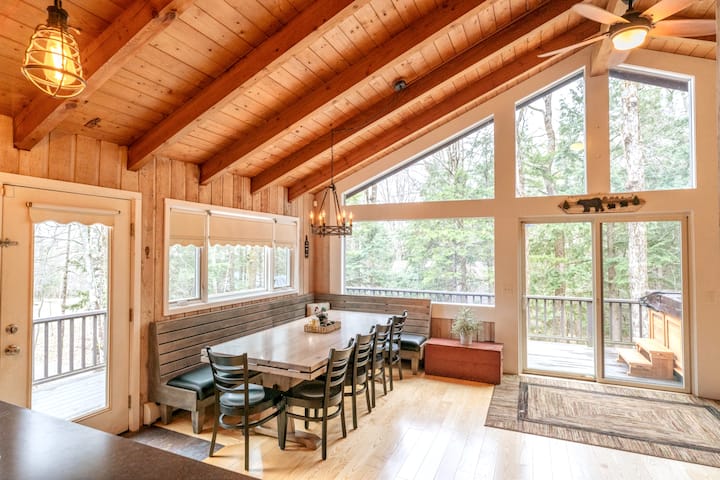 Dog Friendly 4br Chalet W/ Hottub, Fireplace, Bbq - Wilmington, VT