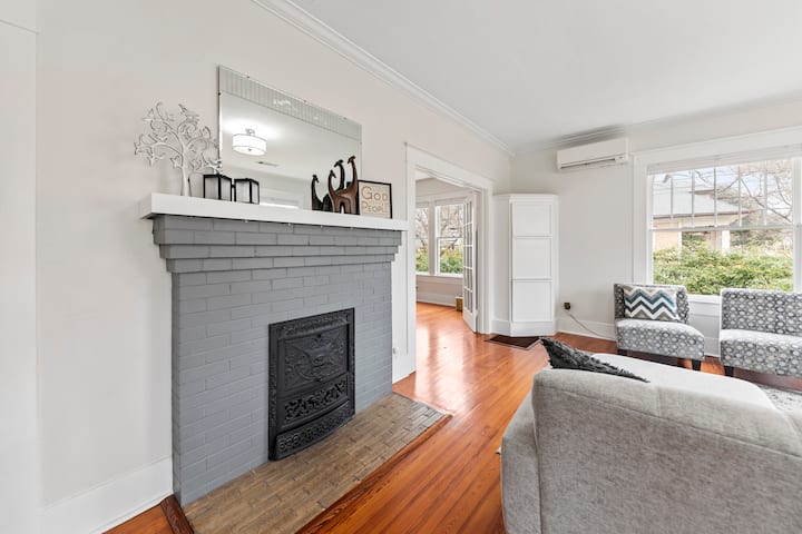 Behrens Bungalow On Main St! Walk To The Square! - Georgetown, TX