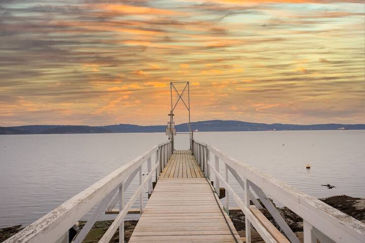 Island Beach Getaway - 2 Bed Condo With Hotub/pool - Ladysmith