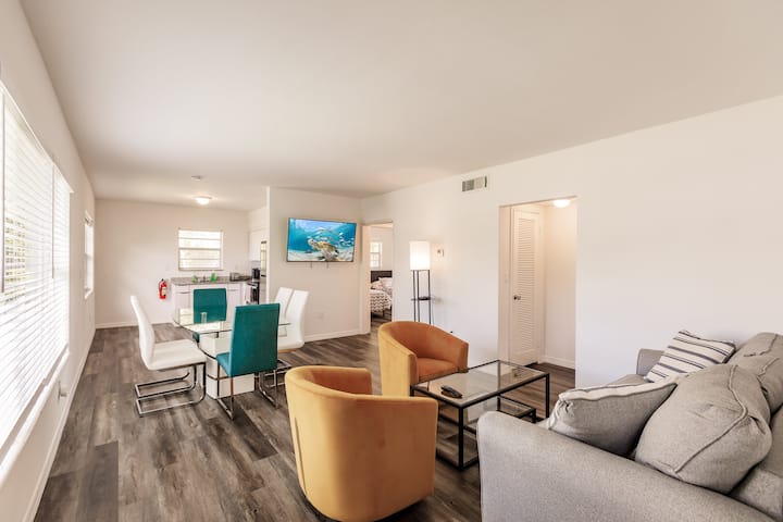 2 Bedroom 2 Bath Beach 1 Min Walk 8 People Keyless Flexible Check In - Aventura, FL