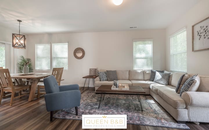 Sleep 16 In Both Sides Of Our Charlotte Duplex! - Charlotte