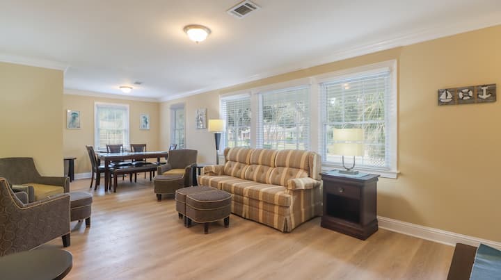 Cheerful Coastal Home. Close To Beach. Sleeps 13 - Biloxi, MS