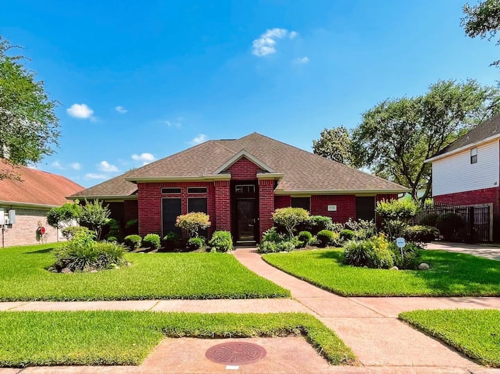 Welcome To Your Home Away From Home - Pearland, TX