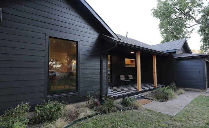 Modern Bungalow-10 Min Walk From Dallas Arboretum - Dallas, TX