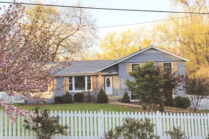 Lake Front Haven Dual Living Rooms, Hot Tub - Mt. Juliet, TN