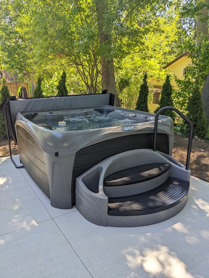 Hot Tub Beach Retreat In Grand Bend - Grand Bend