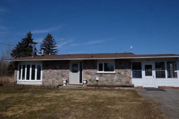 House Near Amazon Warehouse With Spacious Parking - Ottawa