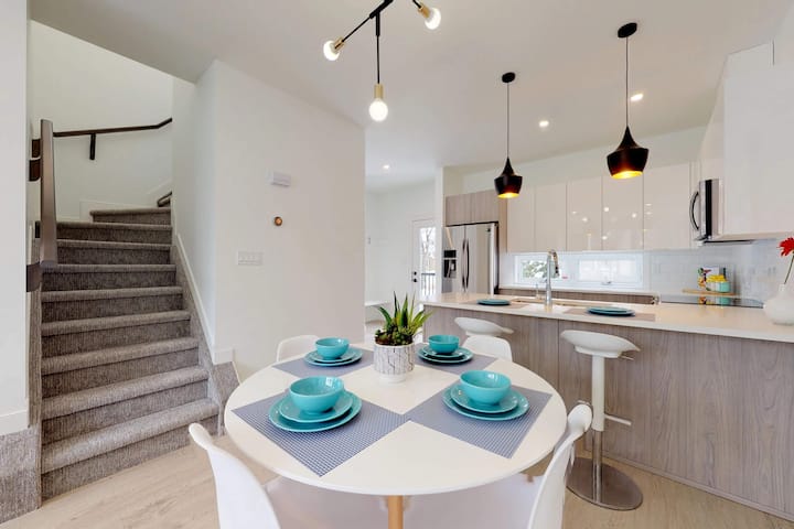 *Fireplace*newbuild*pets*freewifi*luxury* - Edmonton