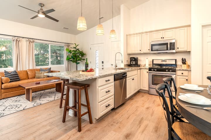 Red Rock Views, Hot Tub, New & Modern, Walk To All - Houses for Rent in ...