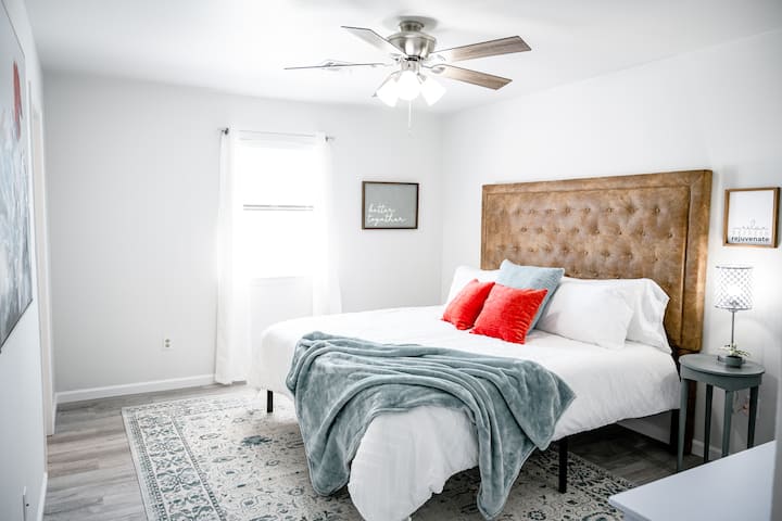 Central Location For Bike Or Business- King Beds - ベントンビル, AR