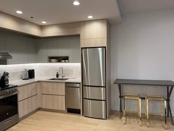 New Chic Fully Furnished Apt W/ Balcony, W/d - Queens, NY