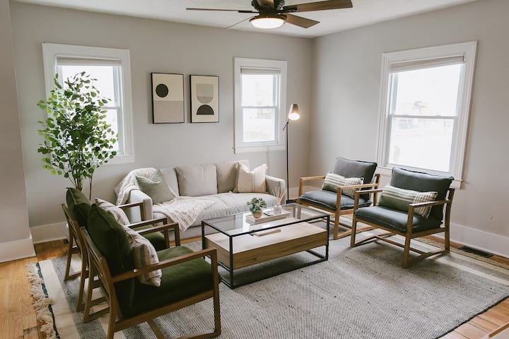 "The Carlisle" Warm Modern  Stay W/ Yard -Greyline - Lexington, KY