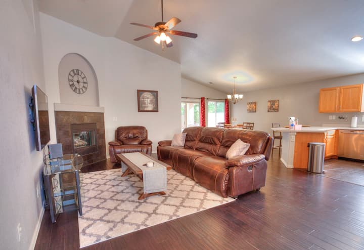 Cheerful 3 Bedroom Home W/ Outdoor Kiva Fireplace - 앨버커키