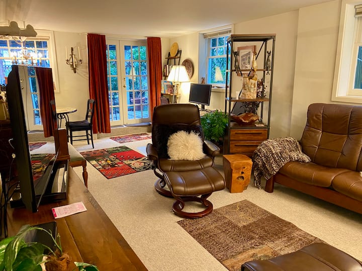 Stylish 1 Bedroom Suite In Daylight Basement By Uw - Seattle, WA