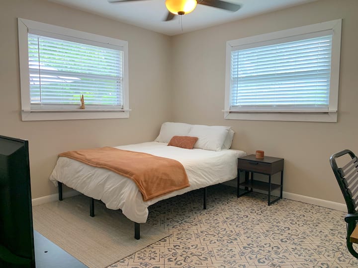 Master Bedroom With Private Bath - Near Unf & Mayo - Jacksonville, FL