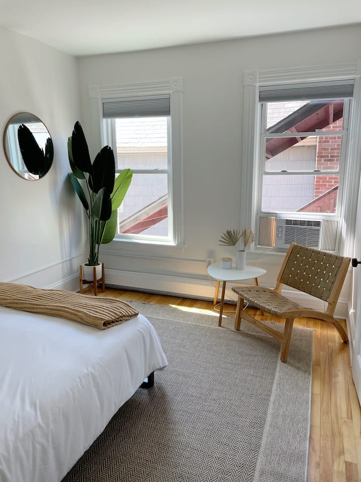 Cozy 2 Bedroom Apartment Overlooking Park - Burlington, VT