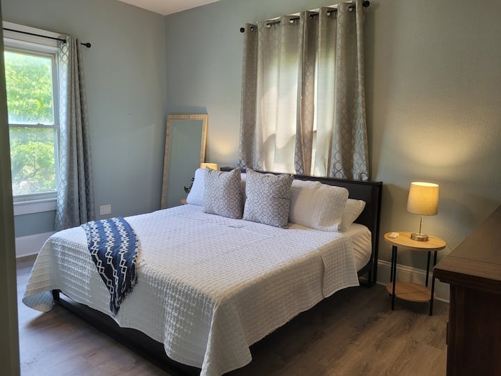 Remodeled Craftsman Minutes From Downtown - Knoxville, TN
