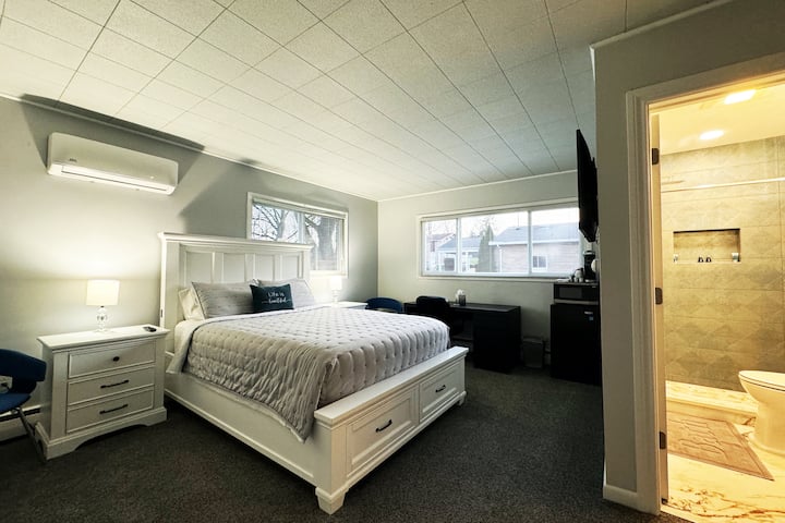 Charming 1 Br Apart/hotel On Beautiful Wooded Lot! - Farmington Hills, MI