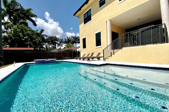 Luxury Beach Villa With Heated Pool - Hallandale Beach