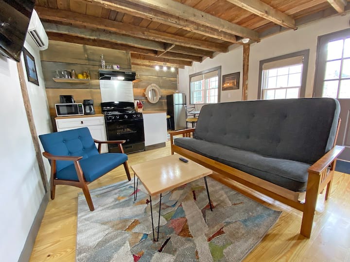 Cozy 2br With Rustic Decor Near Downtown - Belfast, ME