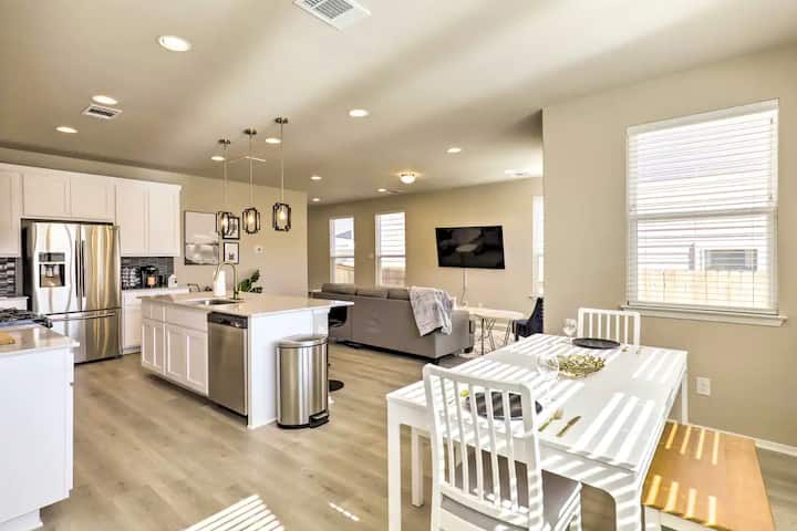 Spacious 3 Bedroom Luxury Austin Home - Buda, TX