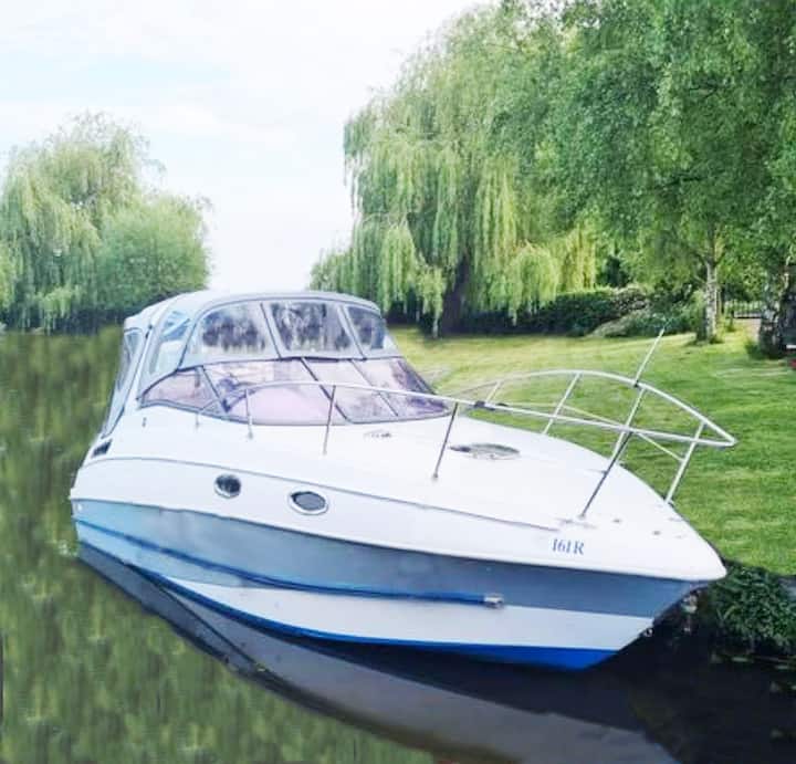 Luxury Cruiser Boat @ Lazy Otter - Ely