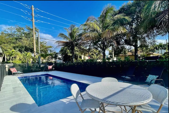 Palm Beach 2 Br Villa! Pool & Patio - Palm Springs, FL