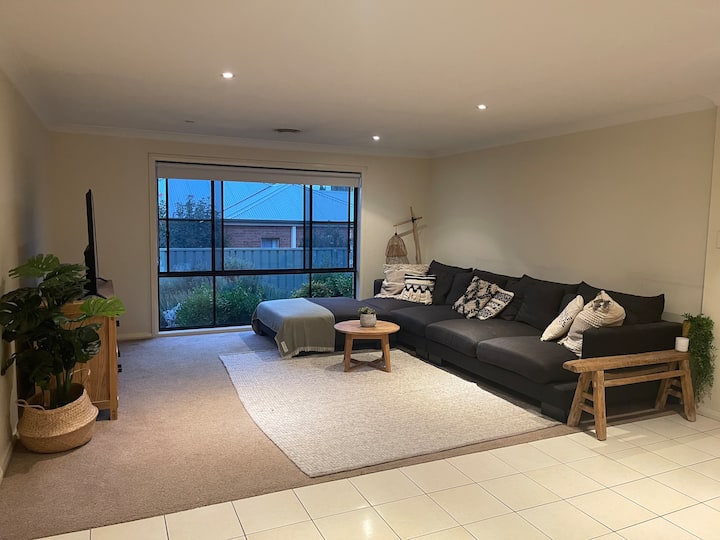 “Boston Miles” A Cheerful & Stylish 4 Bedroom Home - Mudgee
