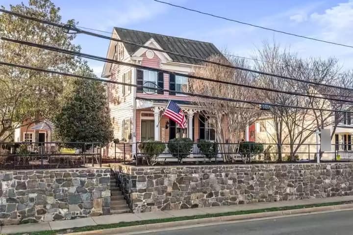 The Pink Pearl In Historic Leesburg - Leesburg, VA