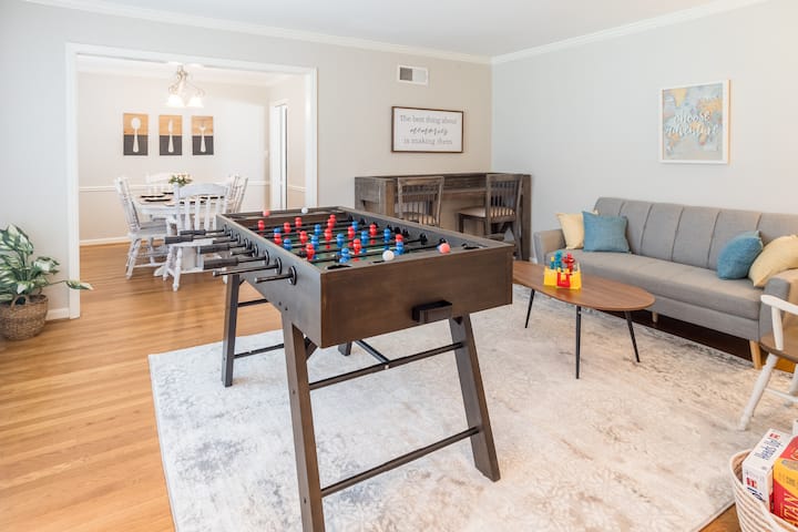 Comfy And Spacious Hamilton Hills Home With Game Room - Greensboro, NC