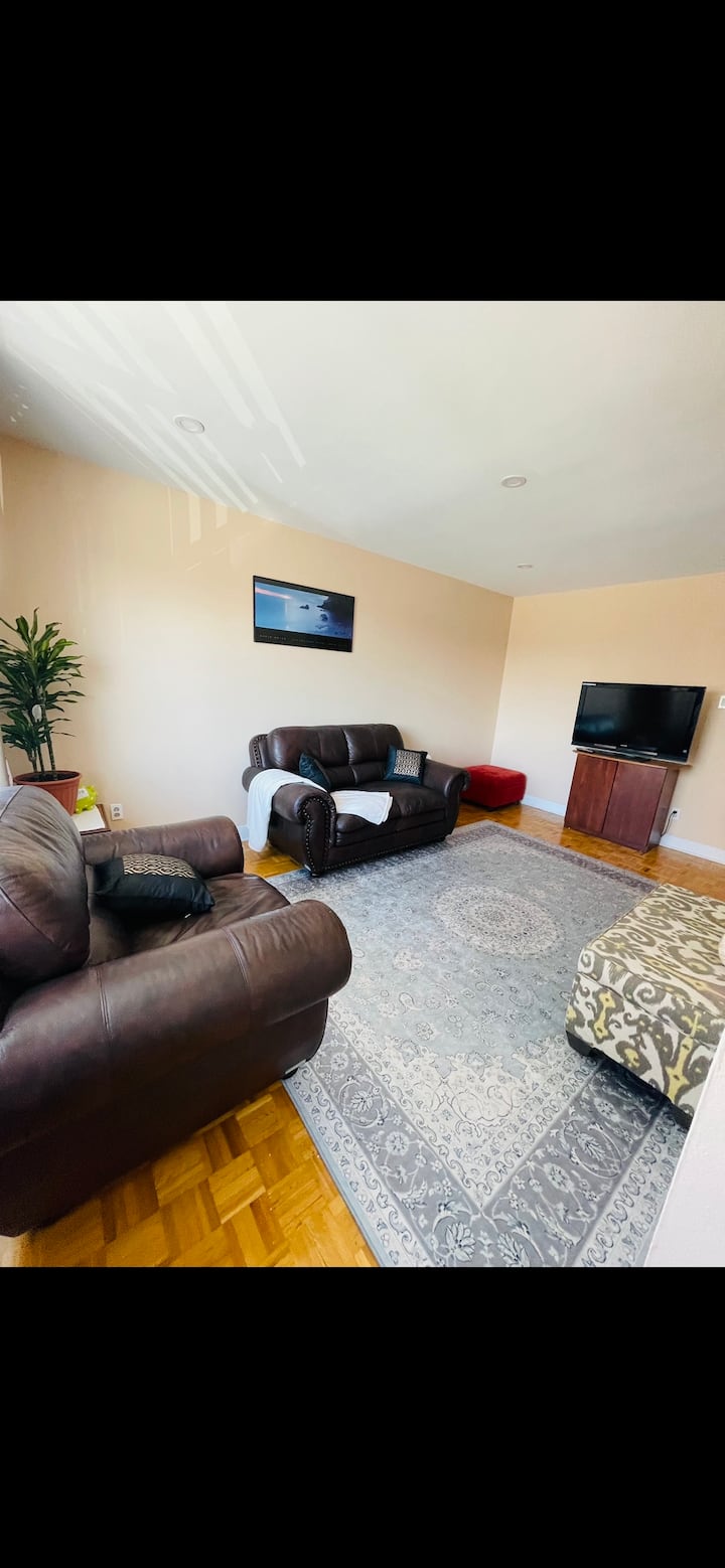 Large Sunny 3 Bedroom Unit With Free Parking - Brossard