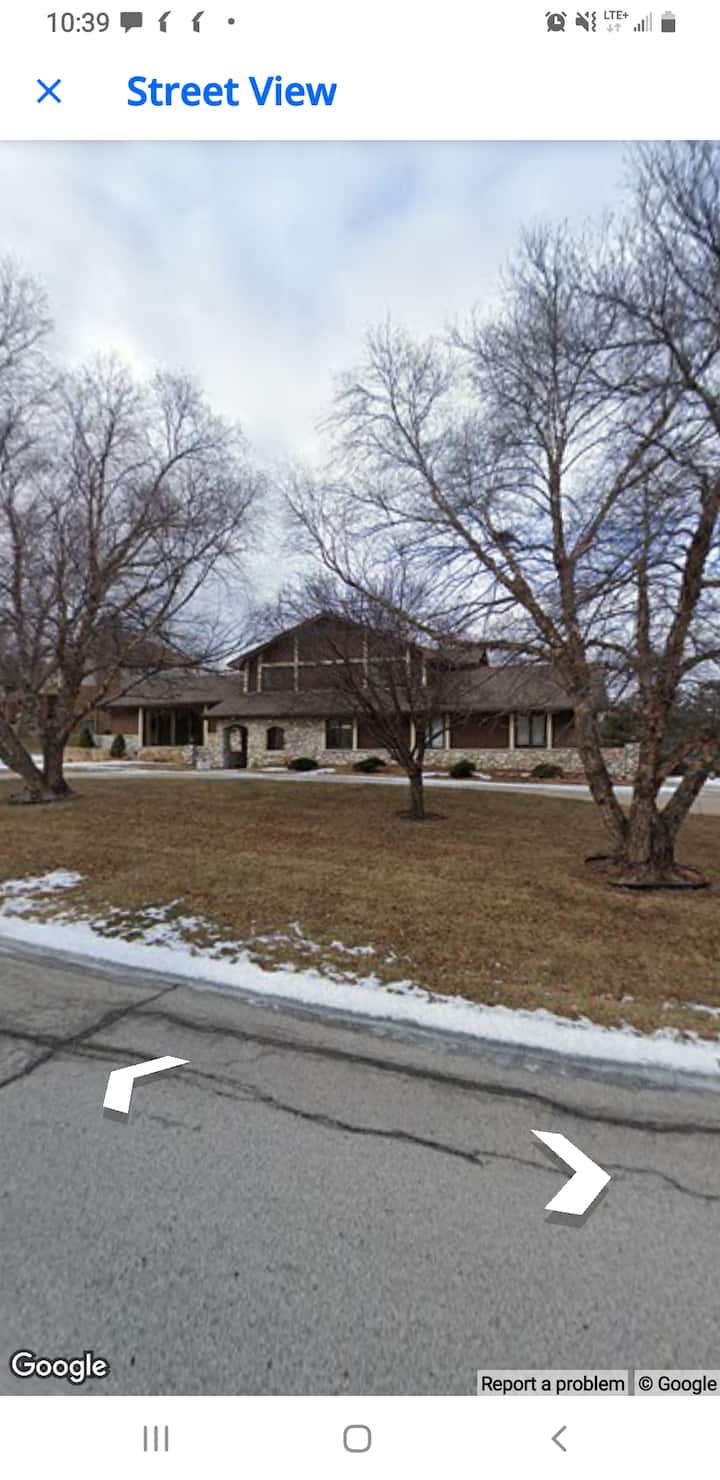 Spacious 70s Vibe Home. Fun Bar, Bball, Yard Games - Omaha, NE