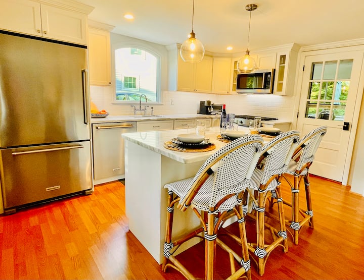 Renovated Luxury Cottage - Walk To Private Beach - Mashpee, MA