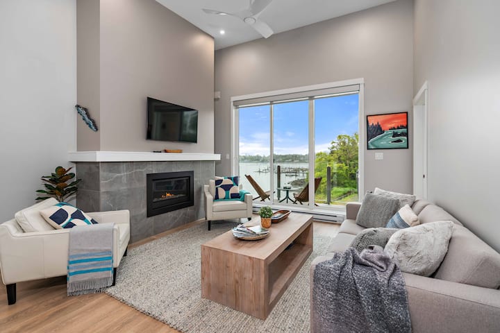 Waterfront 3br Suite: Soak Tub, Fireplace, Parking - Sooke