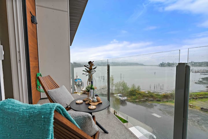 Waterfront 3br Suite: Soak Tub, Fireplace, Parking - Sooke
