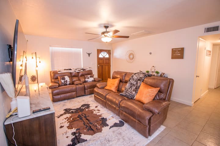 Amazing Modern Ranch Theme House! 4 Bed & 2 Baths! - Tucson, AZ