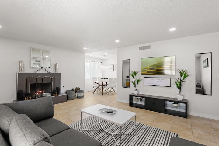 Newly Remodeled Home With A Spacious Family Room - El Paso